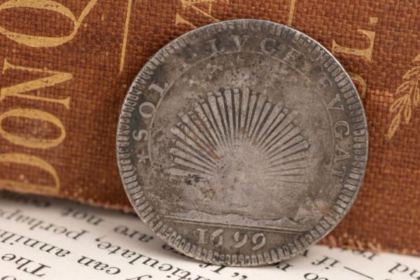 1699 Jacobite Medal: Sola Luce Fugat